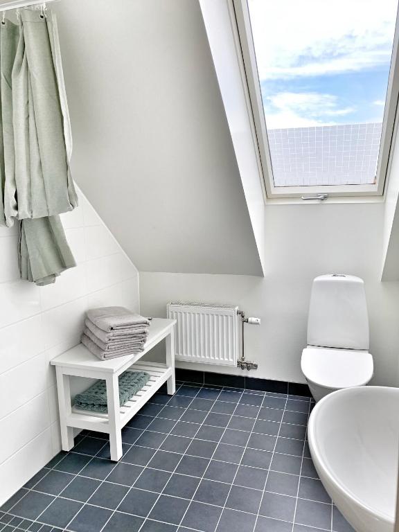 Boende med pool och tennisbana i familjevänligt område, Torekov ...