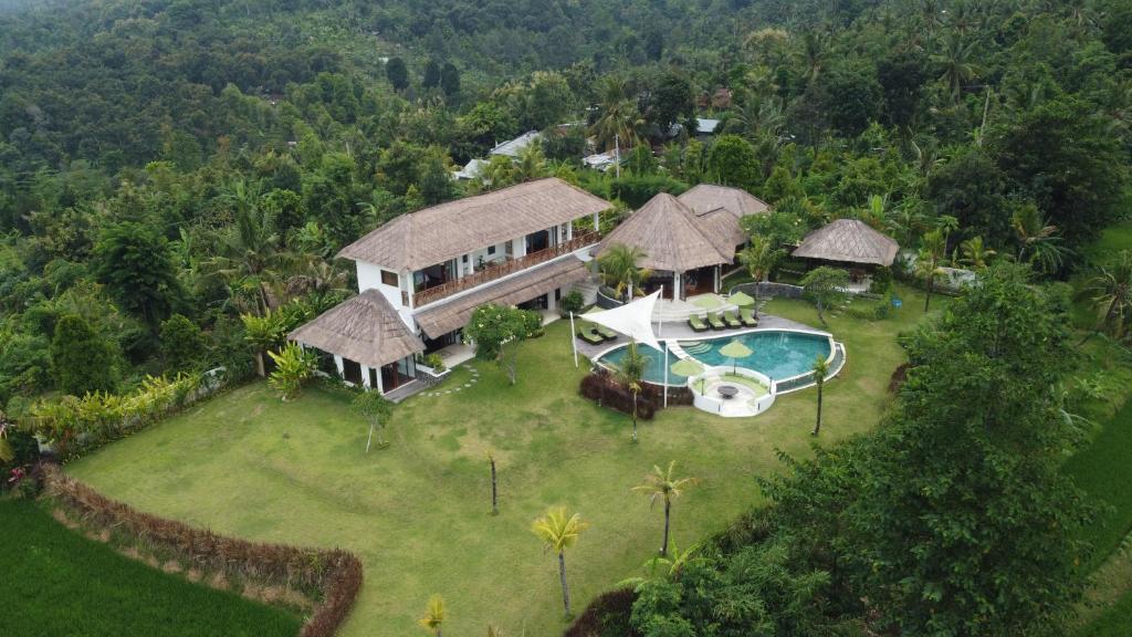 Villa Ravenala, Sumptuous 5BR Luxury Villa 10min away from Lovina in ...