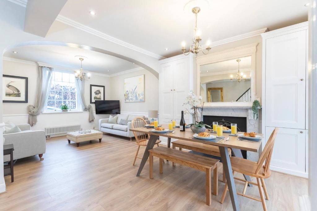 Beautiful Period Home with Five Bedrooms, Cheltenham (updated prices 2025)