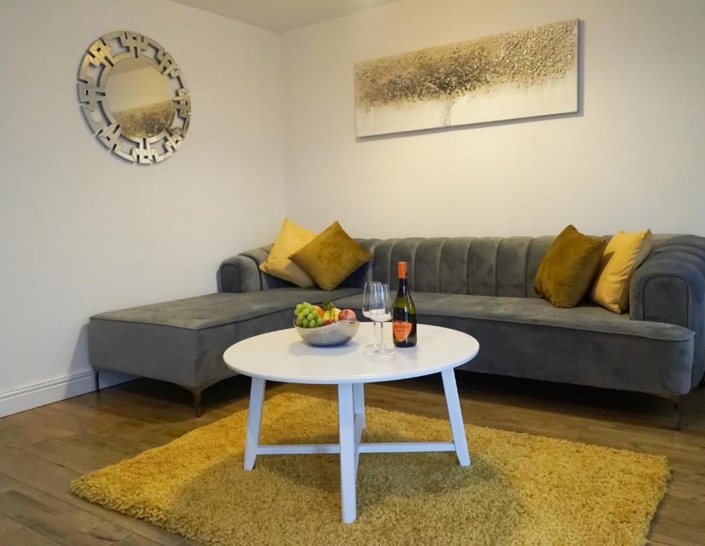 Large Stay For 9 | Discounts & Parking - Solihull