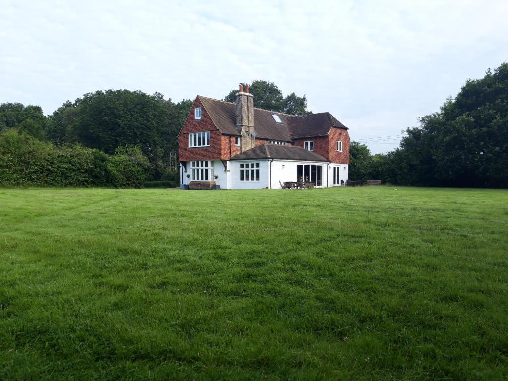 Villa Luxury 7 Bed Family Home 3 Acre Plot Secluded Yet Near City (GB ...