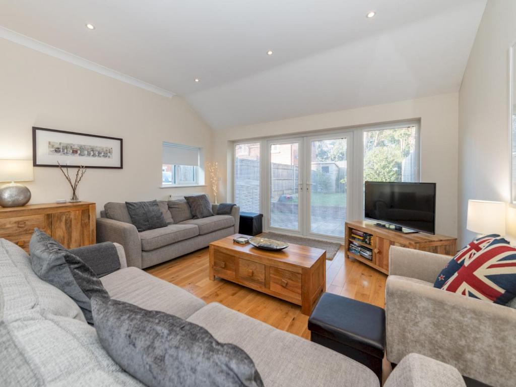 Pass the Keys Modern 3 Bedroom with Garden in Reading, Reading (updated ...