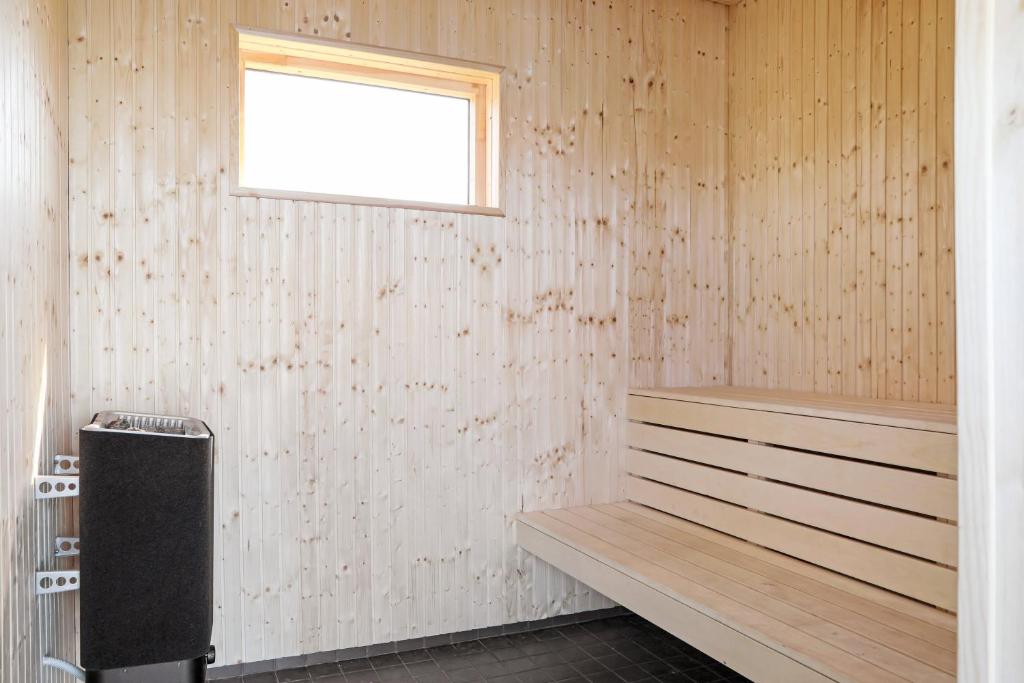 Boende med pool och tennisbana i familjevänligt område, Torekov ...