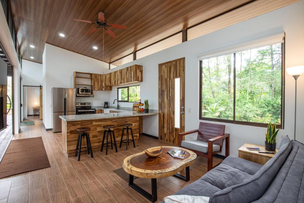 Casa Henaway - Portasol Vacation, Savegre (updated prices 2025)