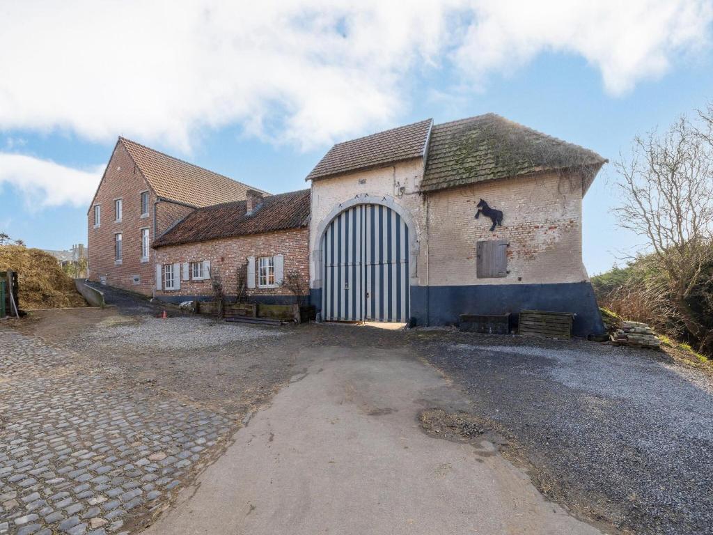 Magnificent square farm in the beautiful blossom region, Sint-Truiden ...