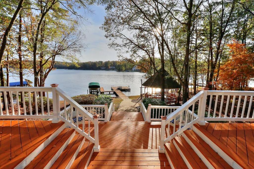 Lake Oconee Stunning views, deep water oversized dock, fully renovated ...