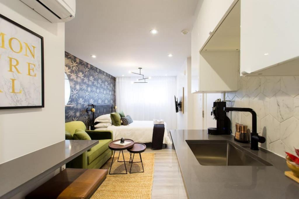 Palms Little Italy Studio with full bathroom by Denstays, Montréal ...