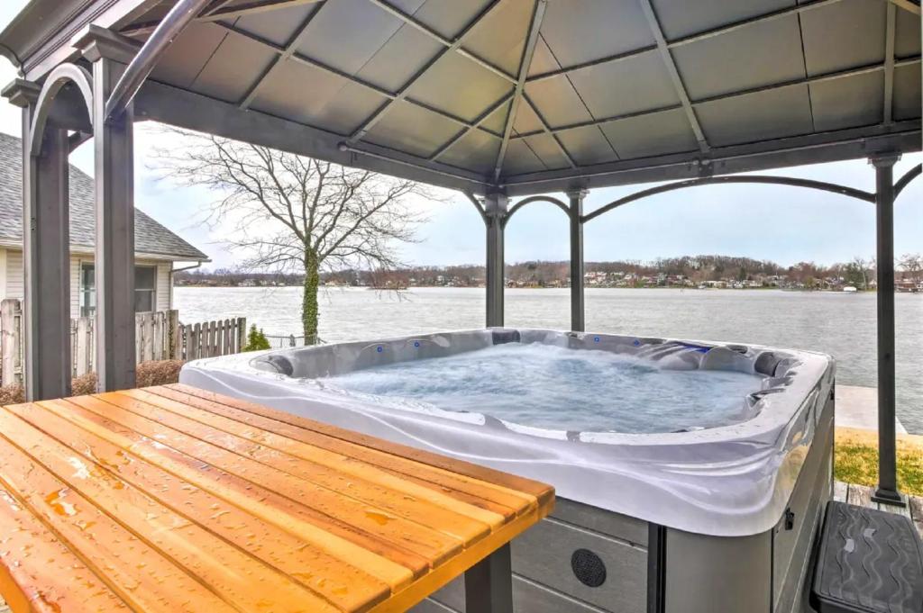 New! The Docks @ Waterside - Lake Front Hot Tub!, Akron (updated prices 2025)