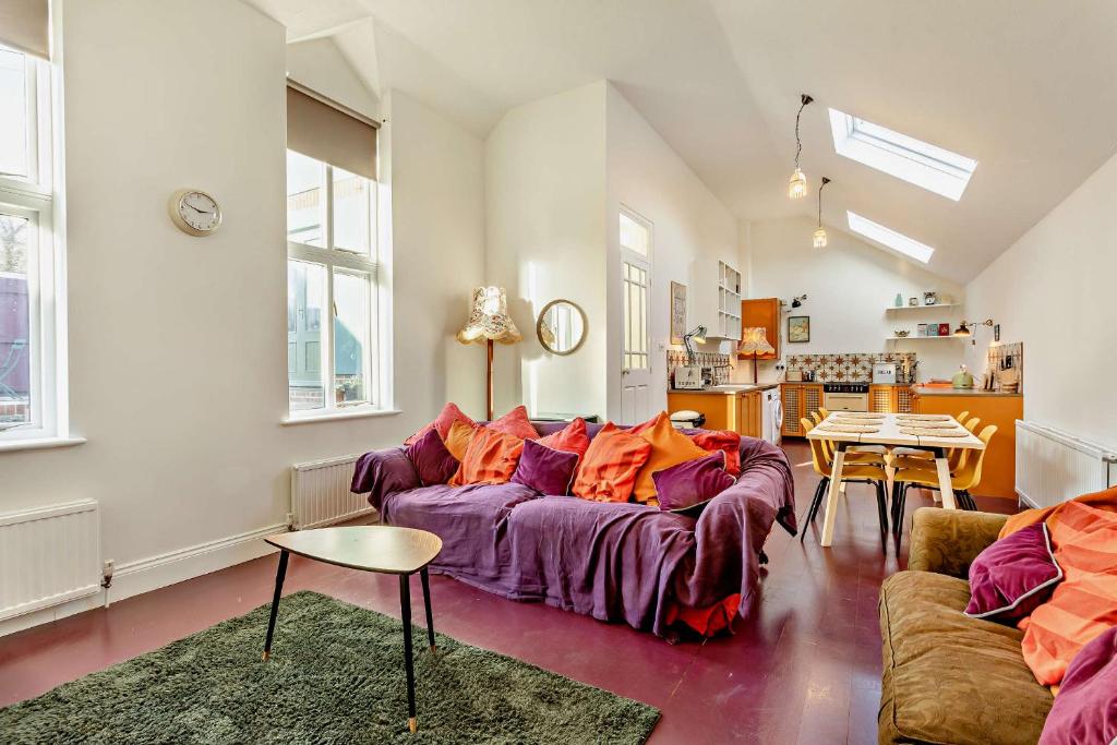 Fab house with log fire/grand piano/enclosed garden in superb village ...