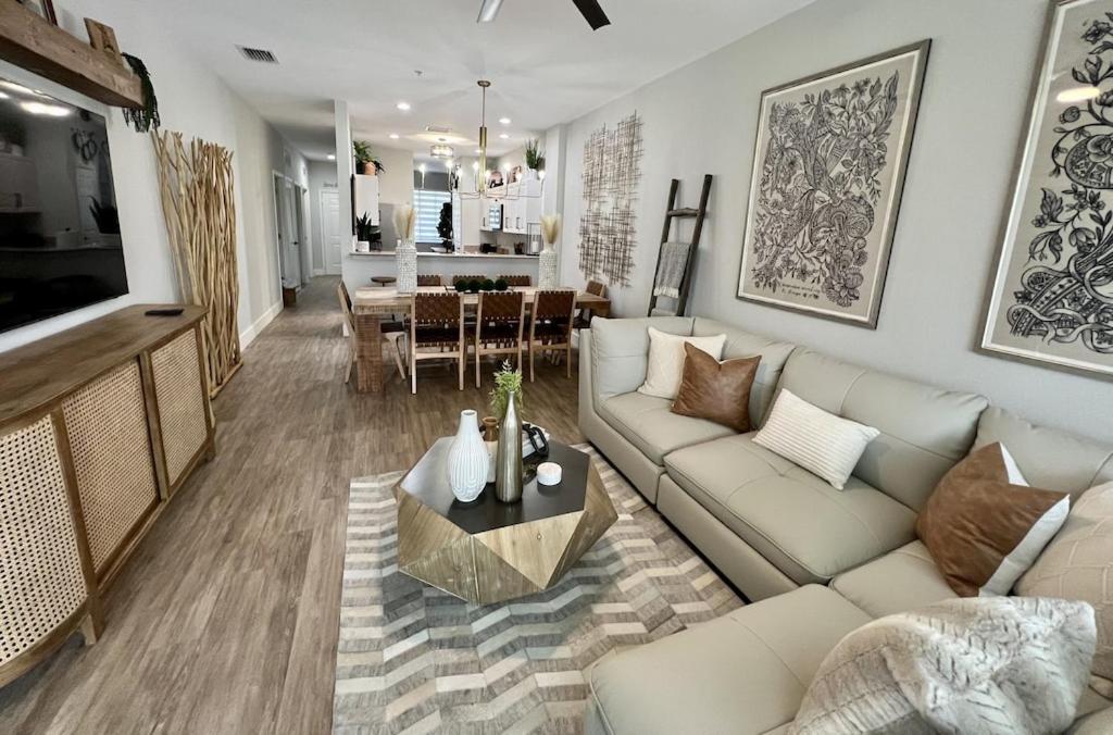 LIVE THE NAPLES LIFE! 24 Hour Contactless Check In! FAST WIFI! 2 KING ...