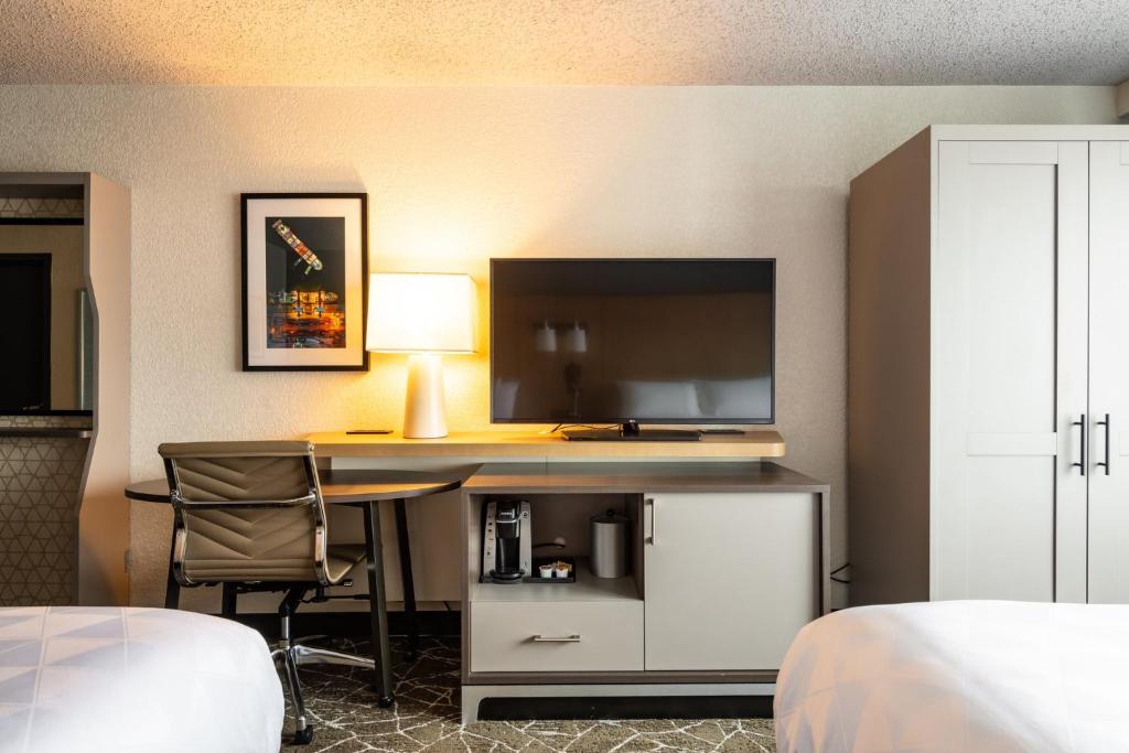 Holiday Inn Newark International Airport, Newark (updated prices 2025)