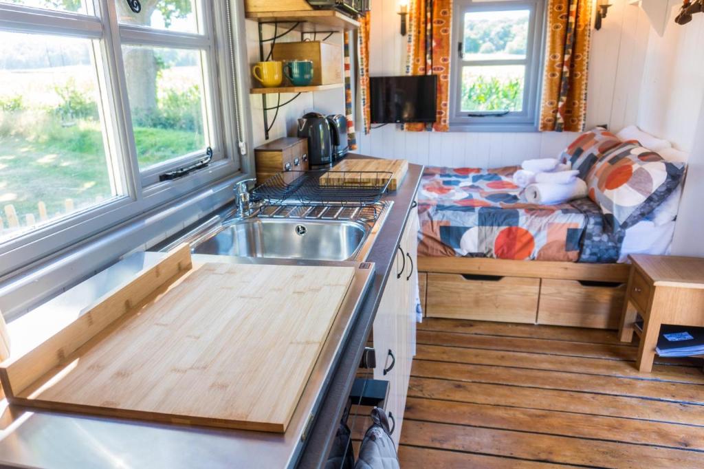 The Hideaway Hut - 1 Bed Shepherds Hut - Hereford, Hereford (updated ...