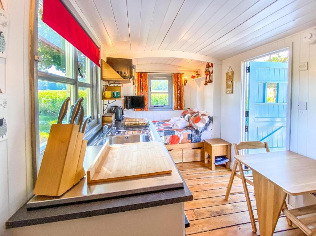 The Hideaway Hut - 1 Bed Shepherds Hut - Hereford, Hereford (updated ...