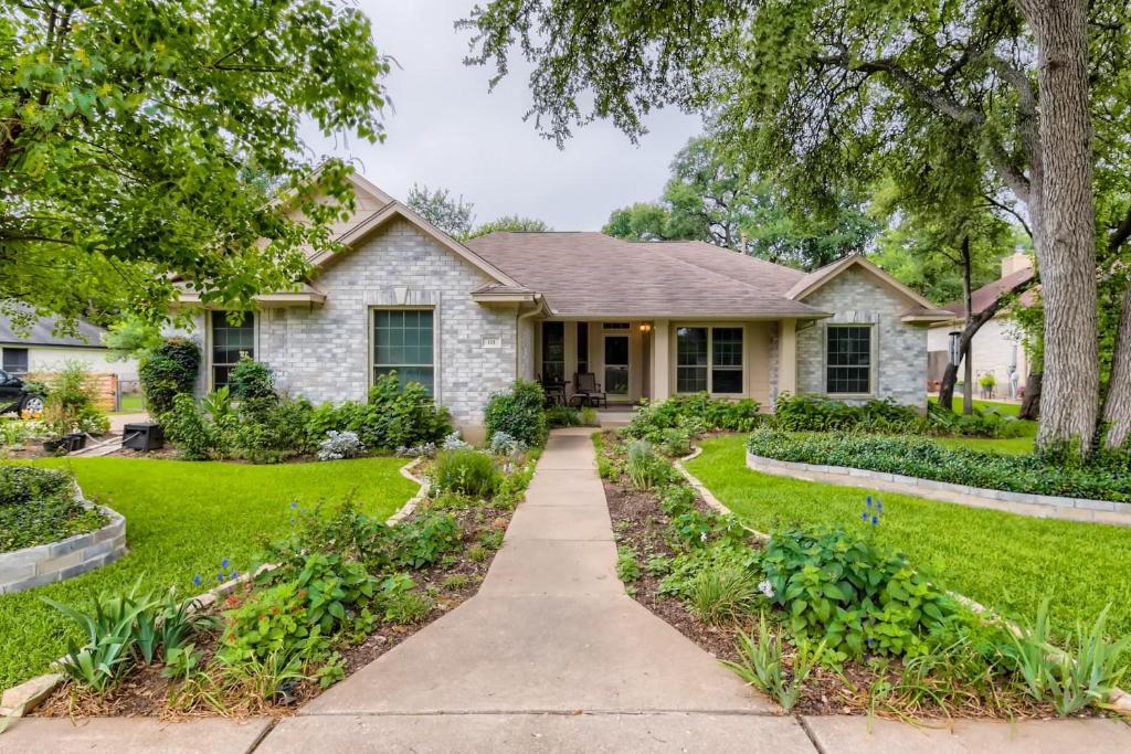 Ferienhaus Spacious Kitchen Beautiful Grounds and Patio w Pergola - by ...