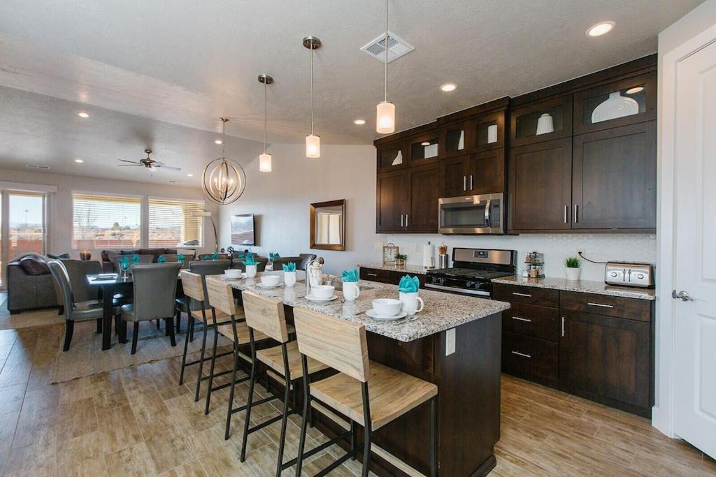 Paradise Village 78 l Desert Mountain Oasis BBQ Grill, Fire Pit ...