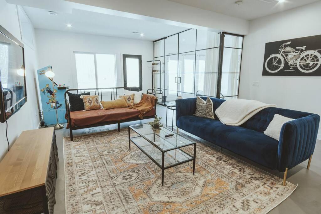 NYC Loft Inspired •12 mins to WEM •Vintage arcade, Edmonton – Updated ...