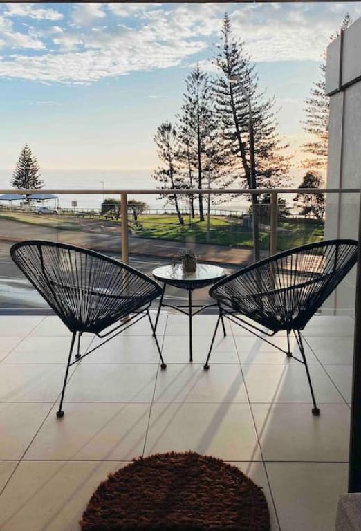Stylish getaway, beach views, 2 mins from shops, Mooloolaba (updated ...