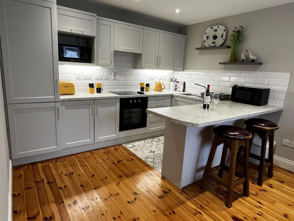 Spacious, Comfortable & Chic, 15 minutes walk to Town, Donegal ...