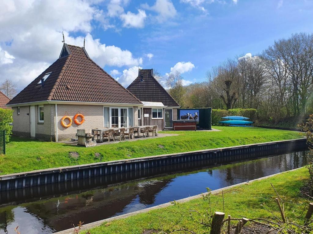 Majestic holiday home in Friesland with Jetty, Earnewâld – Precios ...