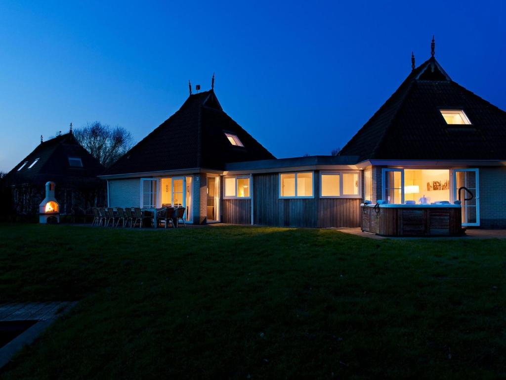Majestic holiday home in Friesland with Jetty, Earnewâld – Updated 2023 ...