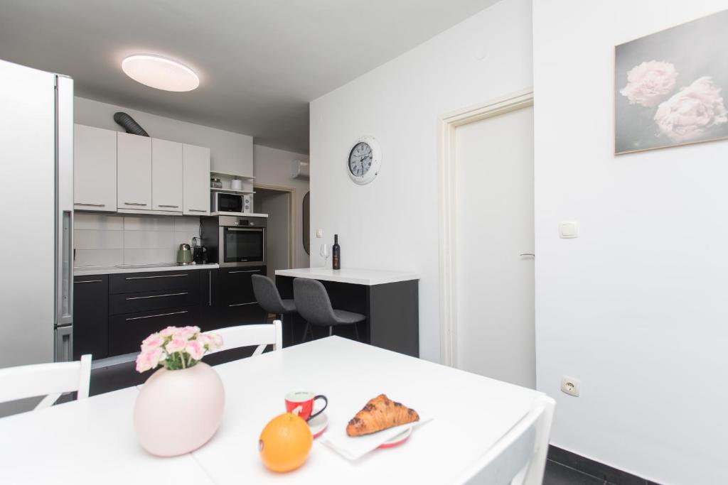 BEUS DOWNTOWN, Split – Updated 2024 Prices