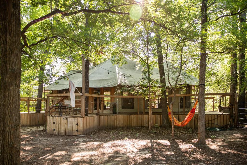 Luxurious African tent wwaterfall on the Brazos River! 350 acres ...