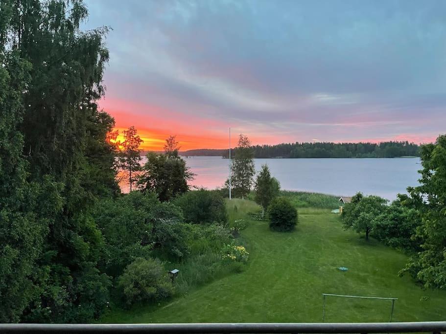 Stort hus med trädgård - sjötomt med egen båt, Västra Ryd – оновлені ...