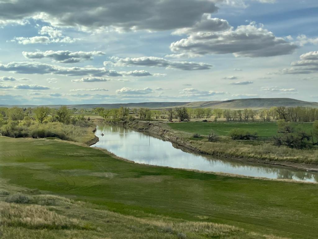 Awesome Home on the Sun River, Vaughn (updated prices 2025)