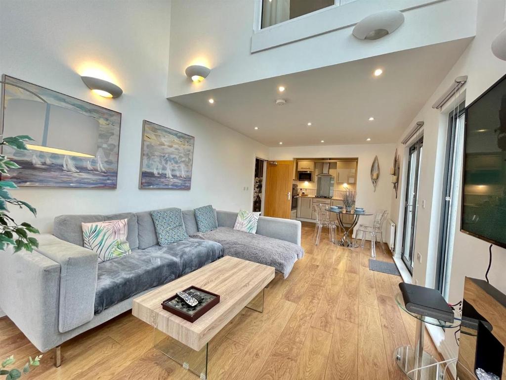 Penthouse Swansea Marina City Centre 100m From Beach - スウォンジー