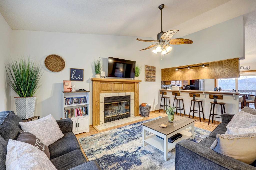 Holiday Island Vacation Rental with 2 Balconies, Holiday Island ...