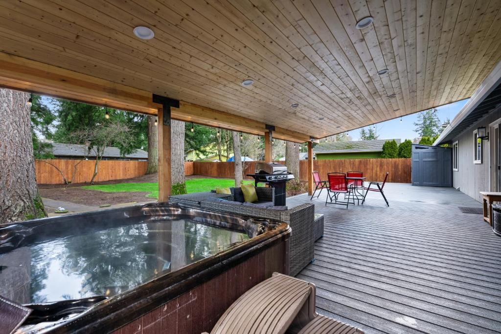 Cheerful one level home with Hot Tub and Beautiful Yard, Vancouver ...