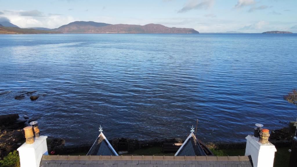 Carnmhor, Isle of Skye - Stunning 242 year old cottage on its own sea shore!, Breakish (updated ...