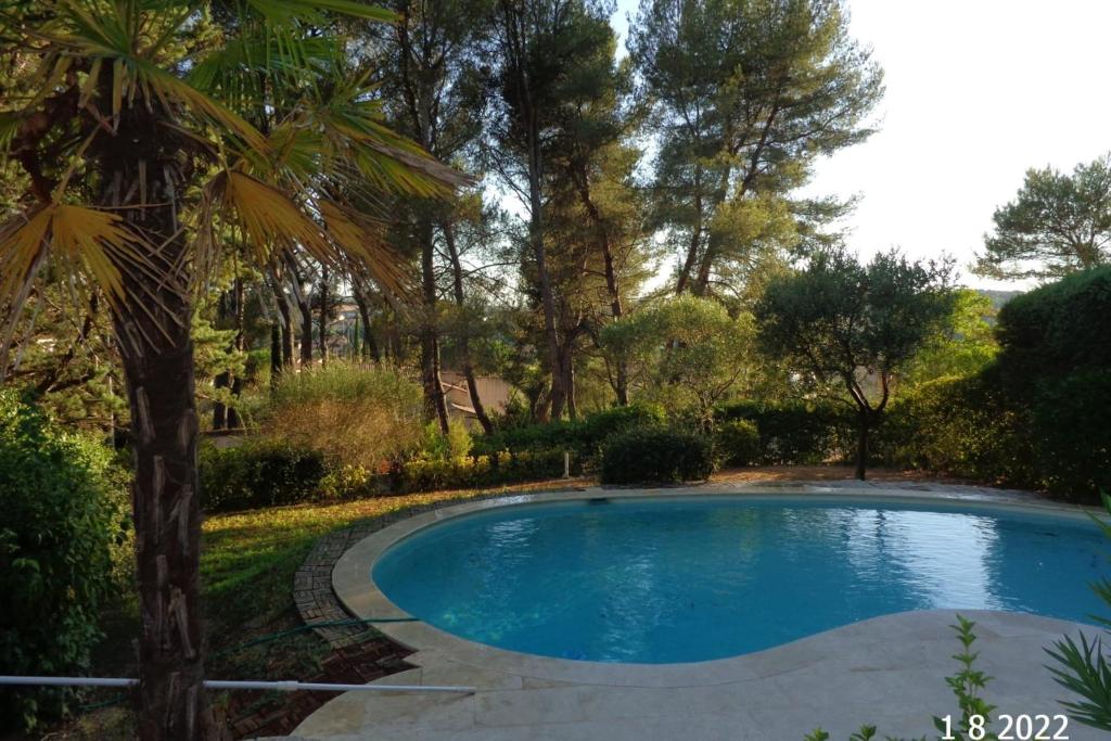 Maison de vacances / Gîte Bright house with garden and pool in Aix ...