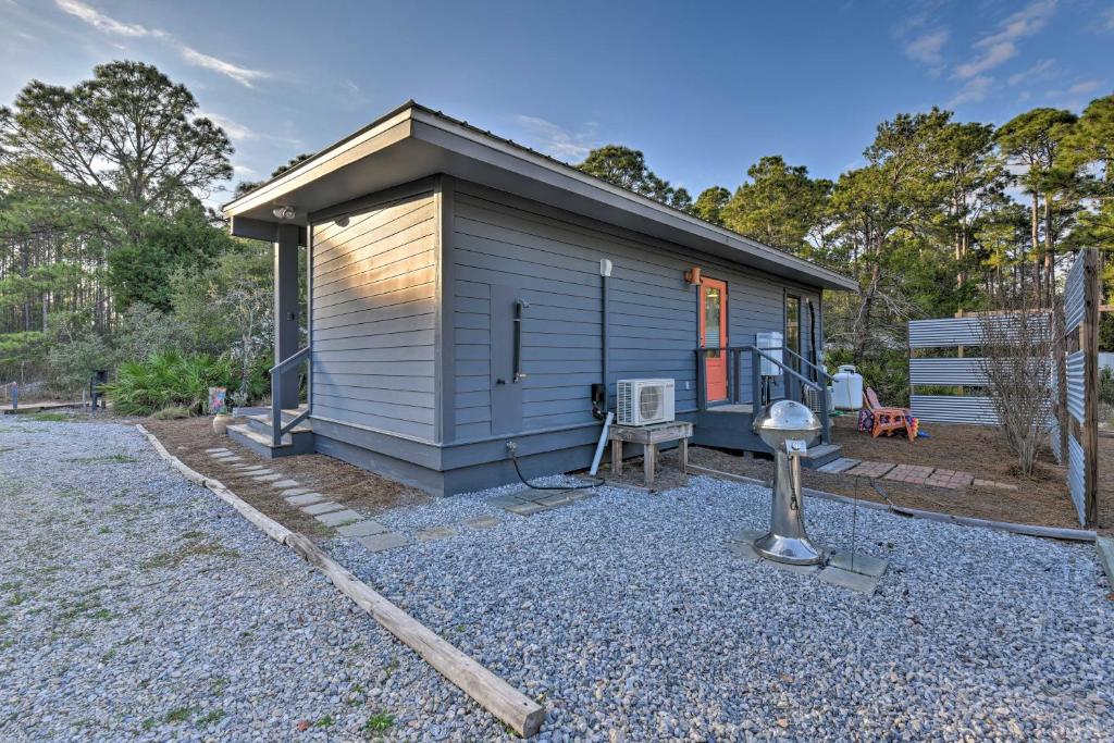 Beach Cottage With Fire Pit