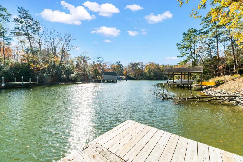 Gorgeous Riverfront Getaway with Private Dock!, Weems (updated prices 2025)