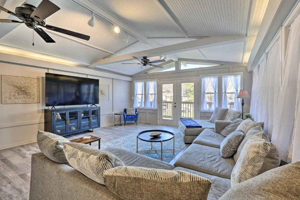 Private Dock and Deck Lakefront Hot Springs Home!, Hot Springs (updated ...