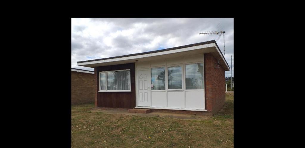 Stunning 2-Bed Coastal Chalet in Hemsby, Hemsby – Updated 2023 Prices
