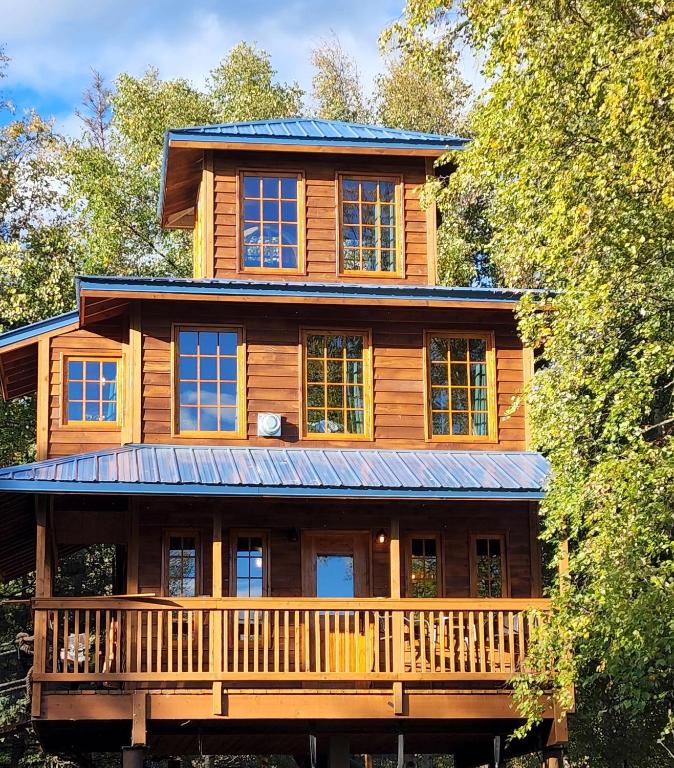 The Eagle's Nest Treehouse Cabin, Palmer (updated prices 2025)