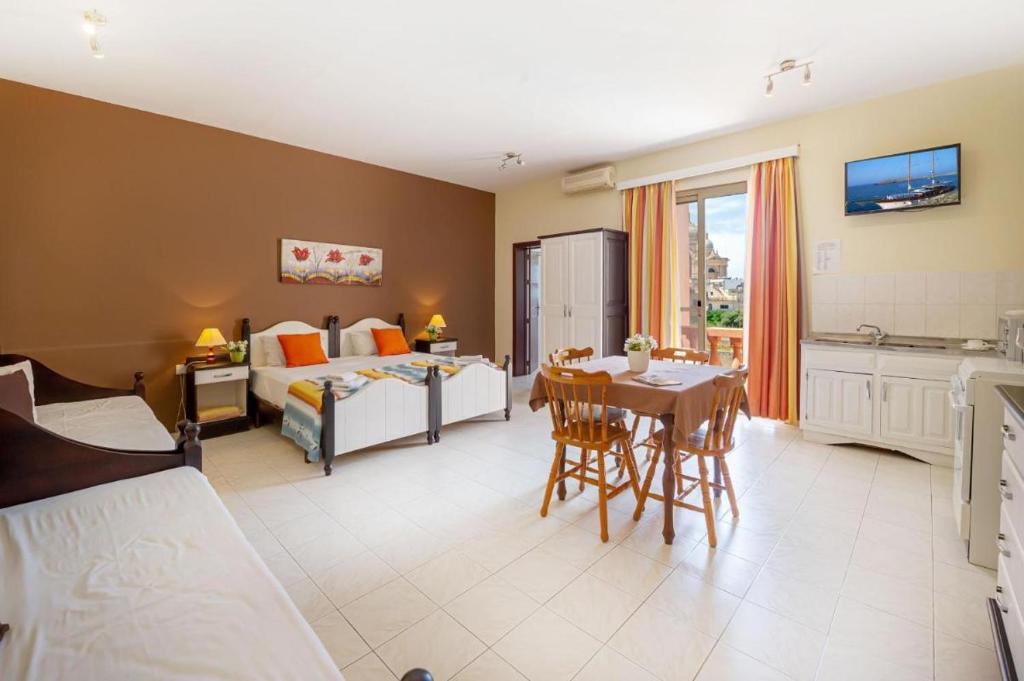 Hostal o pensión Room in Guest room - Beautiful Studio in Gozo Island ...