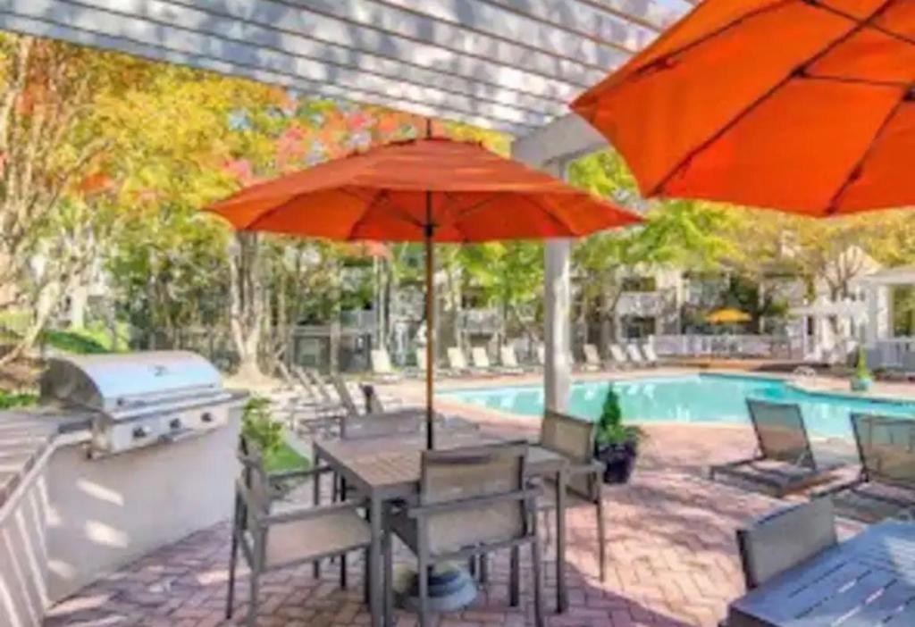 PRIVATE ROOM & BATH - cozy buckhead home with pool, Atlanta (updated ...