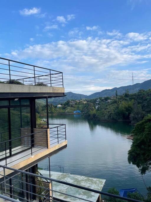Apartaestudio vista y acceso al lago, Guatape. Ant, Гуатапе (актуальные цены 2024 года)