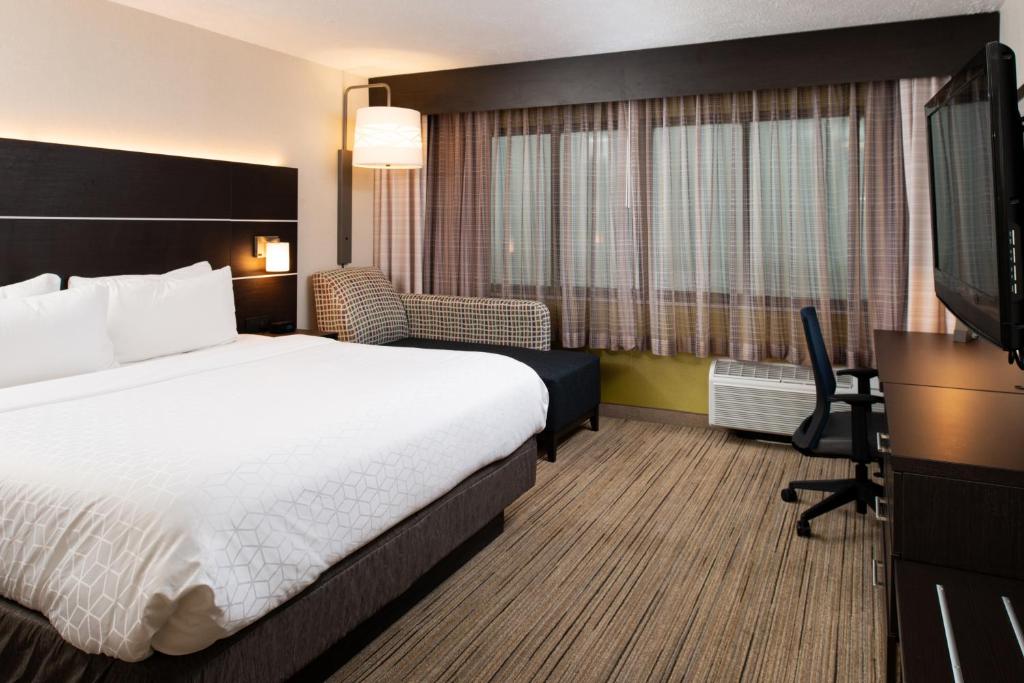 Holiday Inn Express Cincinnati West, an IHG Hotel, Dent – Updated 2023 ...
