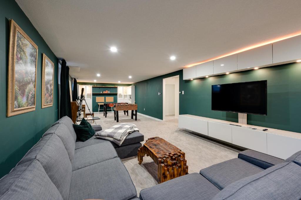 Colorado Escape with Deck, Grill and Fire Pit!, Arvada – Updated 2023 ...