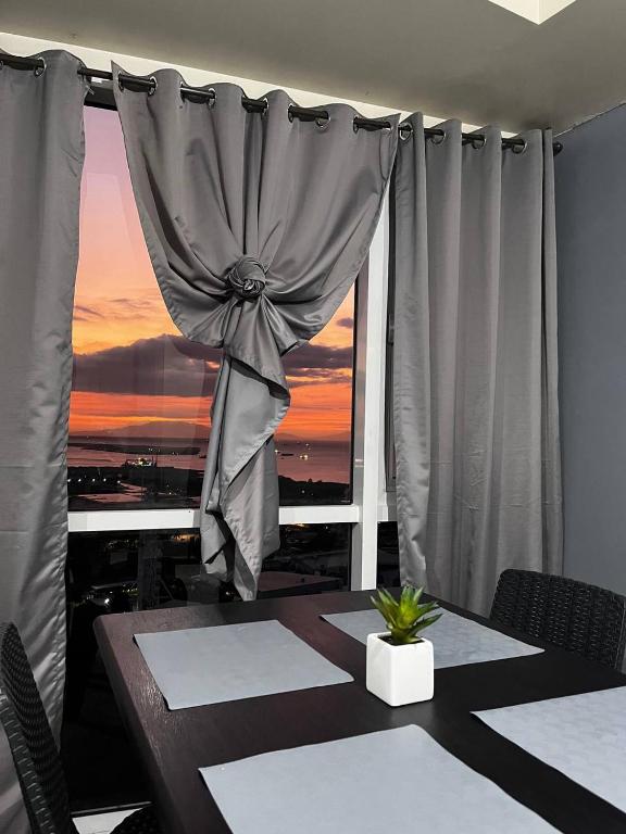 Deluxe Room Breeze Residences, Manila (updated prices 2026)