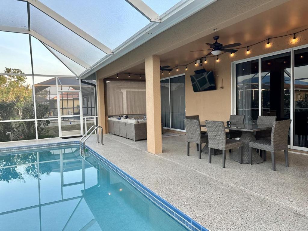 Heated Pool, Sleeps 11 - Villa Pelican Dive, Cape Coral (updated prices ...
