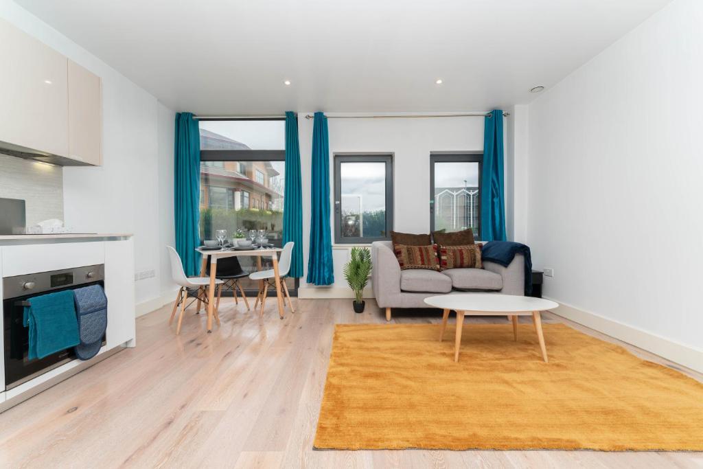 One bed flat with additional double mattress suitable for 4, Hayes ...