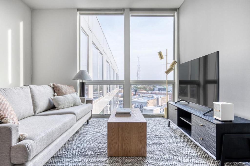 Logan Sq 1BR w Roof Gym 1 block to L CHI-473, Chicago (aktualisierte ...