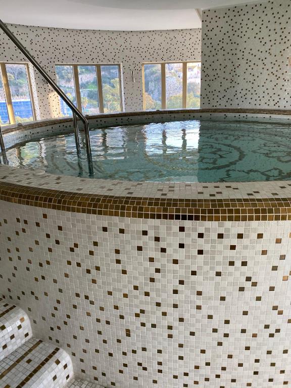 Apt with pools, spa, views and central location, Gibraltar – Updated ...