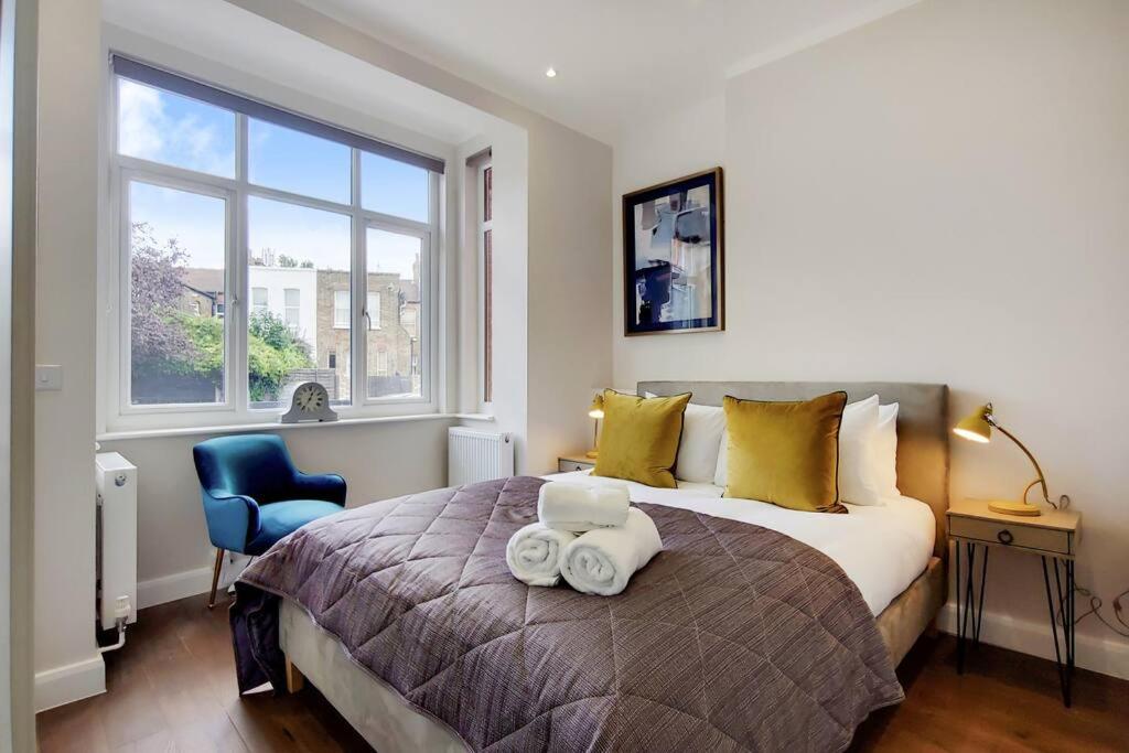 DG1 - Family-Friendly 2-Bed with Garden in Acton - by Short Stories ...