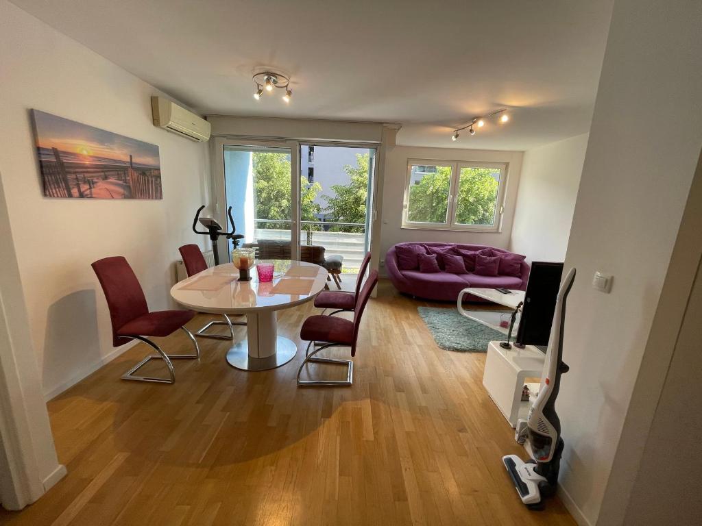 Ferienwohnung Large 75m2 Modern Flat 2 Bedrooms + Living Room with ...
